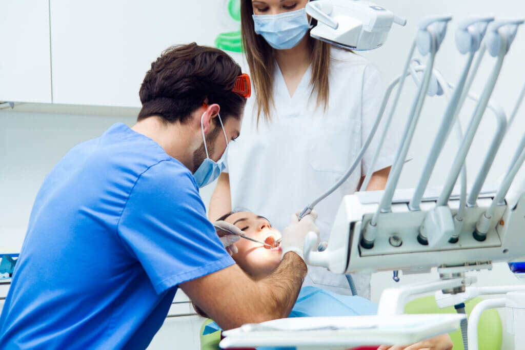 3 differenze tra uno stomatologo e un dentista - Muy Salud